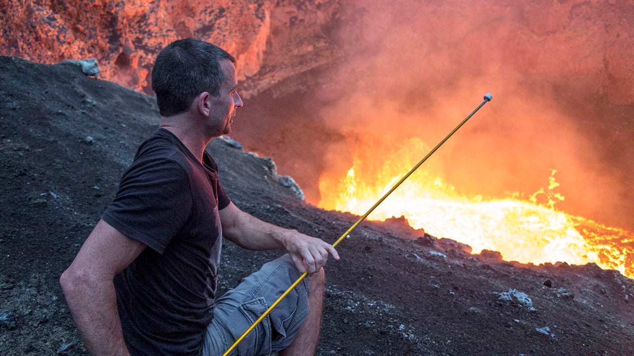 Thrill-Seeker Roasts Marshmallow Over a Volcano (PHOTOS) | The Weather ...