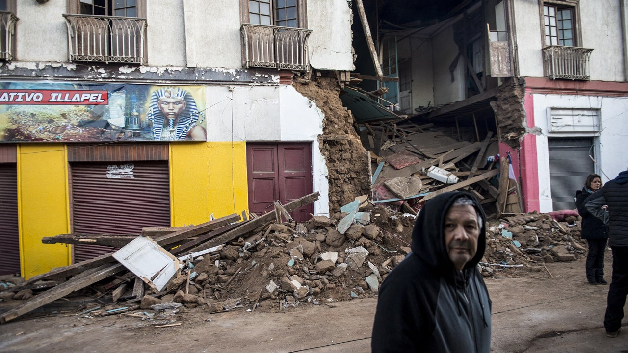 PHOTOS: Strong Quake Shakes Chile Capital; Pacific Tsunami Alert Issued ...