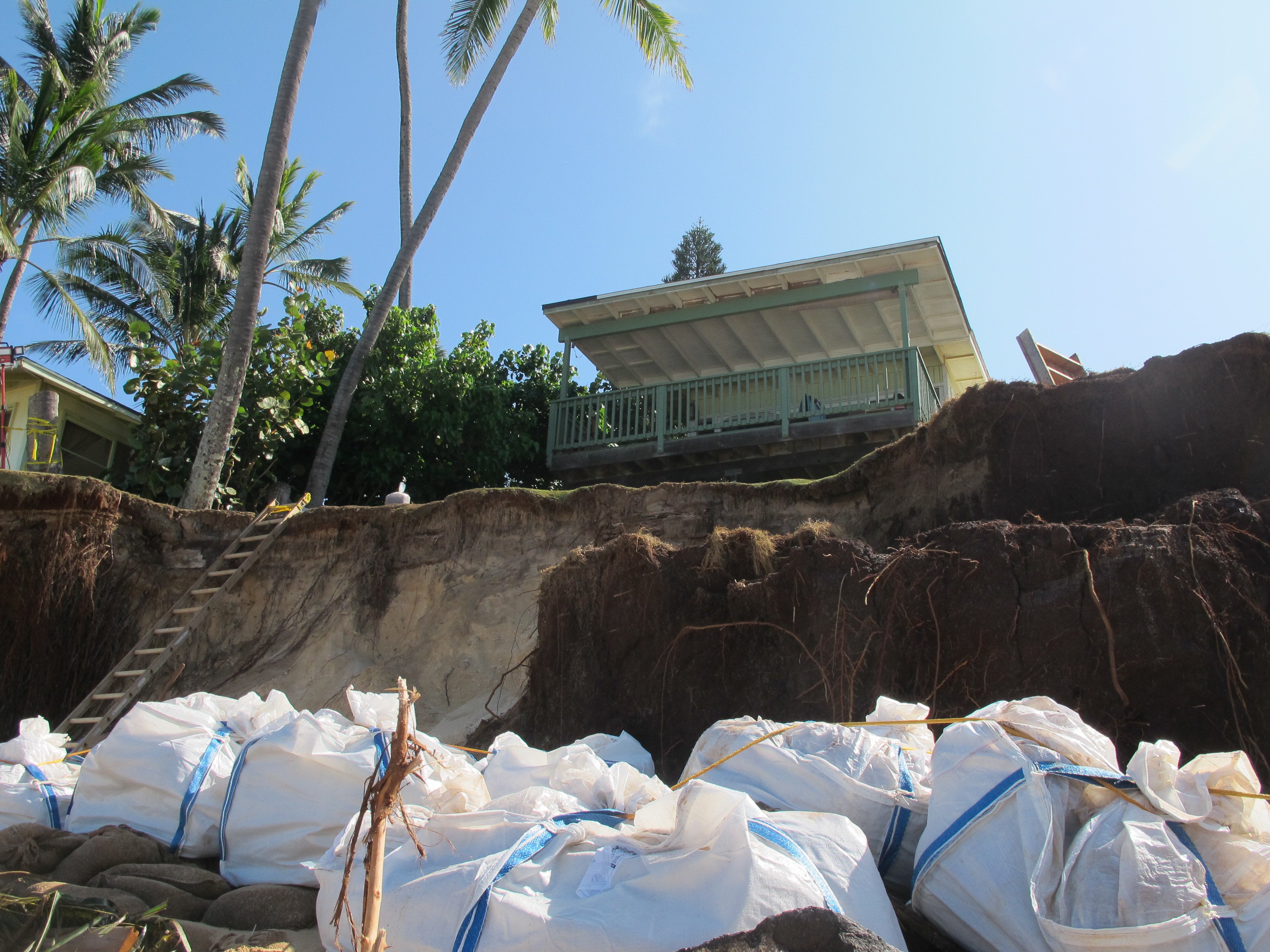 Fast-Moving Erosion Threatens Hawaii Coastal Homes | Weather.com