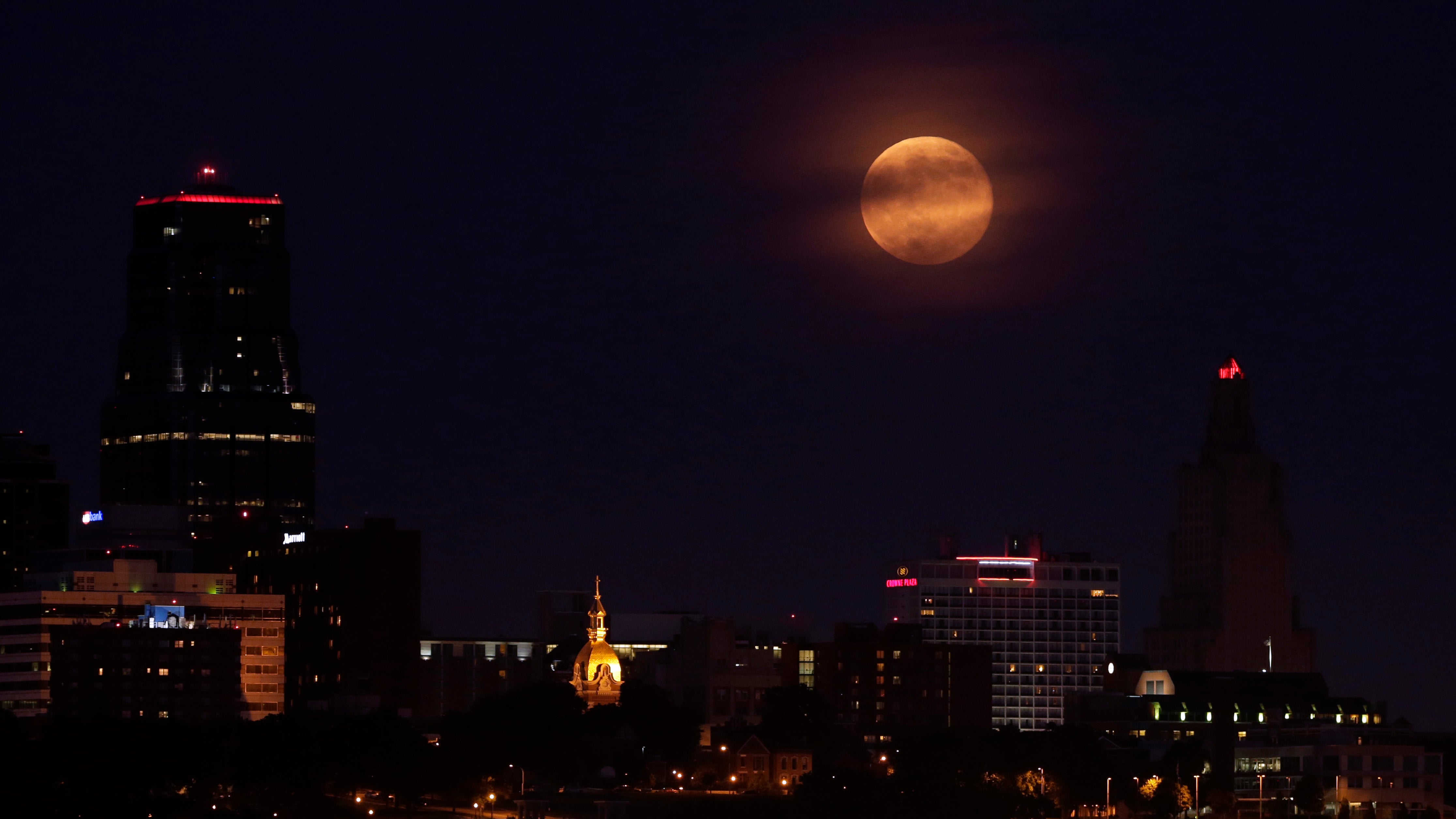 Largest Supermoon of 2013 Dazzles (PHOTOS) | Weather.com