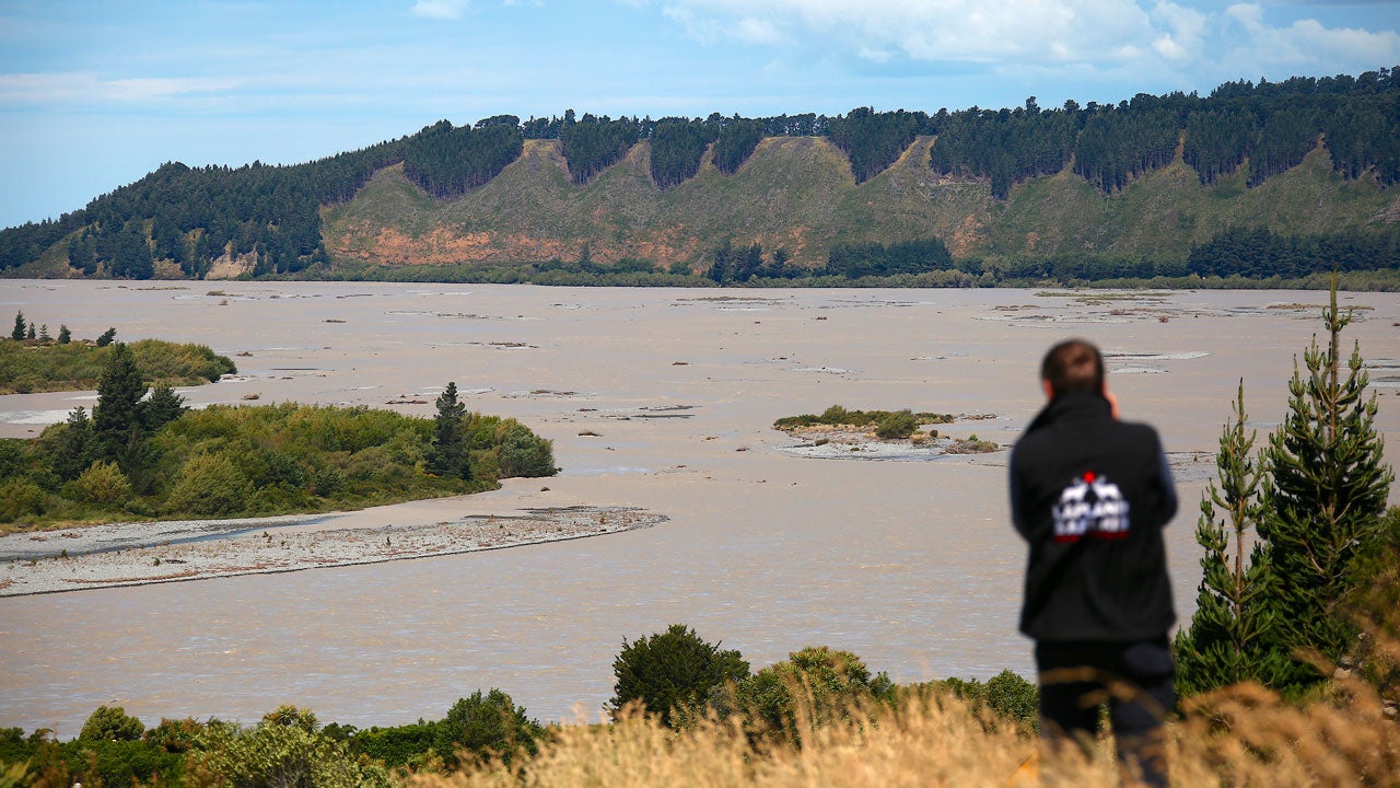 Landslides, Flooding Strand Nearly 1,000 Tourists in New Zealand Town ...