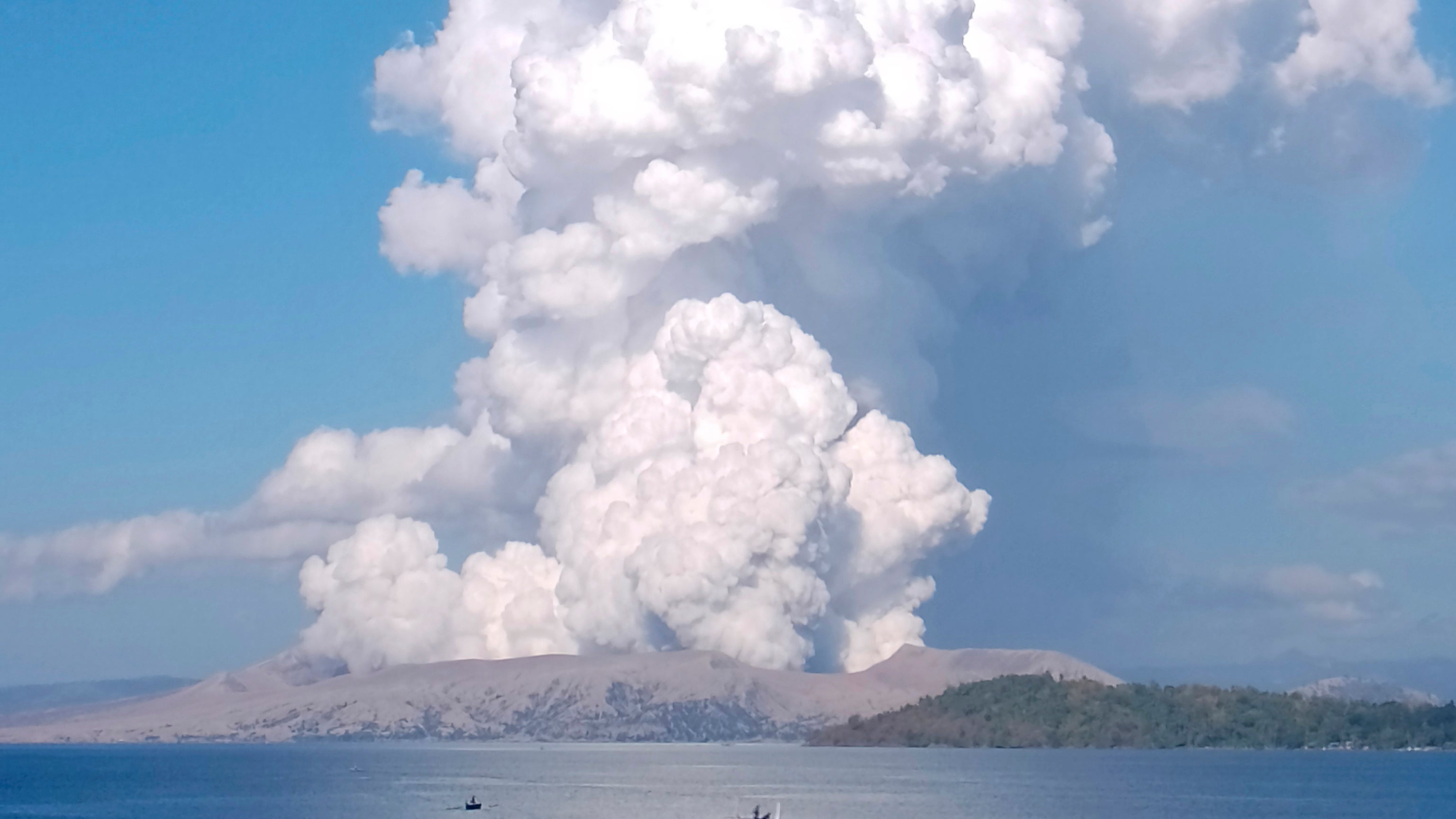 Residents Evacuate as Philippines' Taal Volcano Erupts | The Weather ...