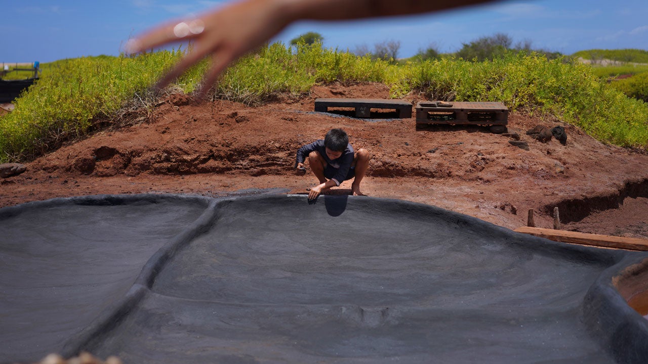 Hawaiian Salt Makers Work To Preserve Tradition | Weather.com
