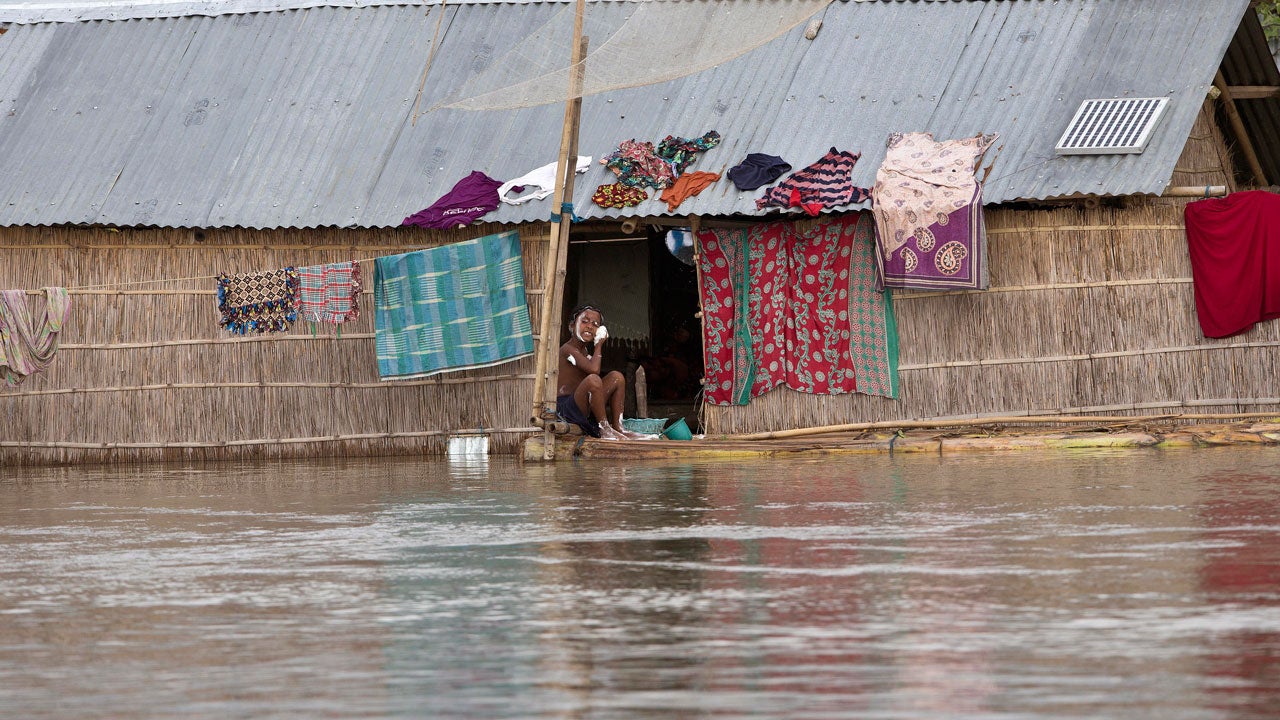 India Floods Kill at Least 21; About 800,000 Forced Out | The Weather ...