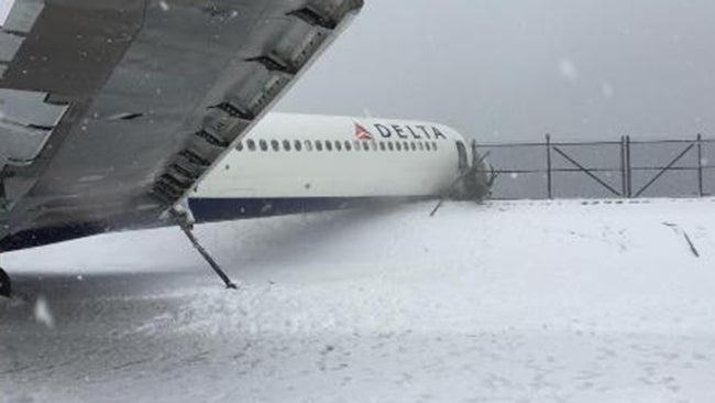 Delta Passengers React to Frightening Slide off LaGuardia Runway In ...