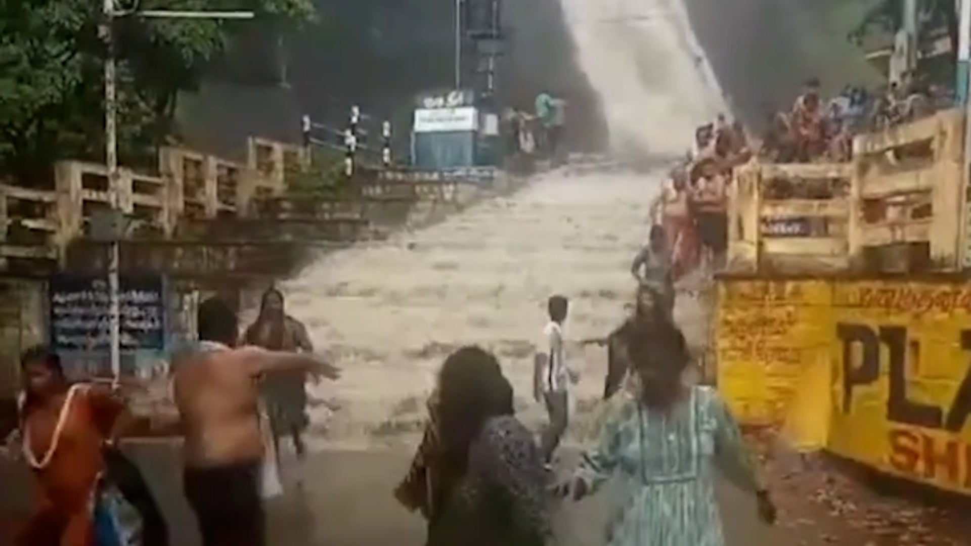 Deadly Flash Flood Kills Teen At Waterfall - Videos from The Weather ...