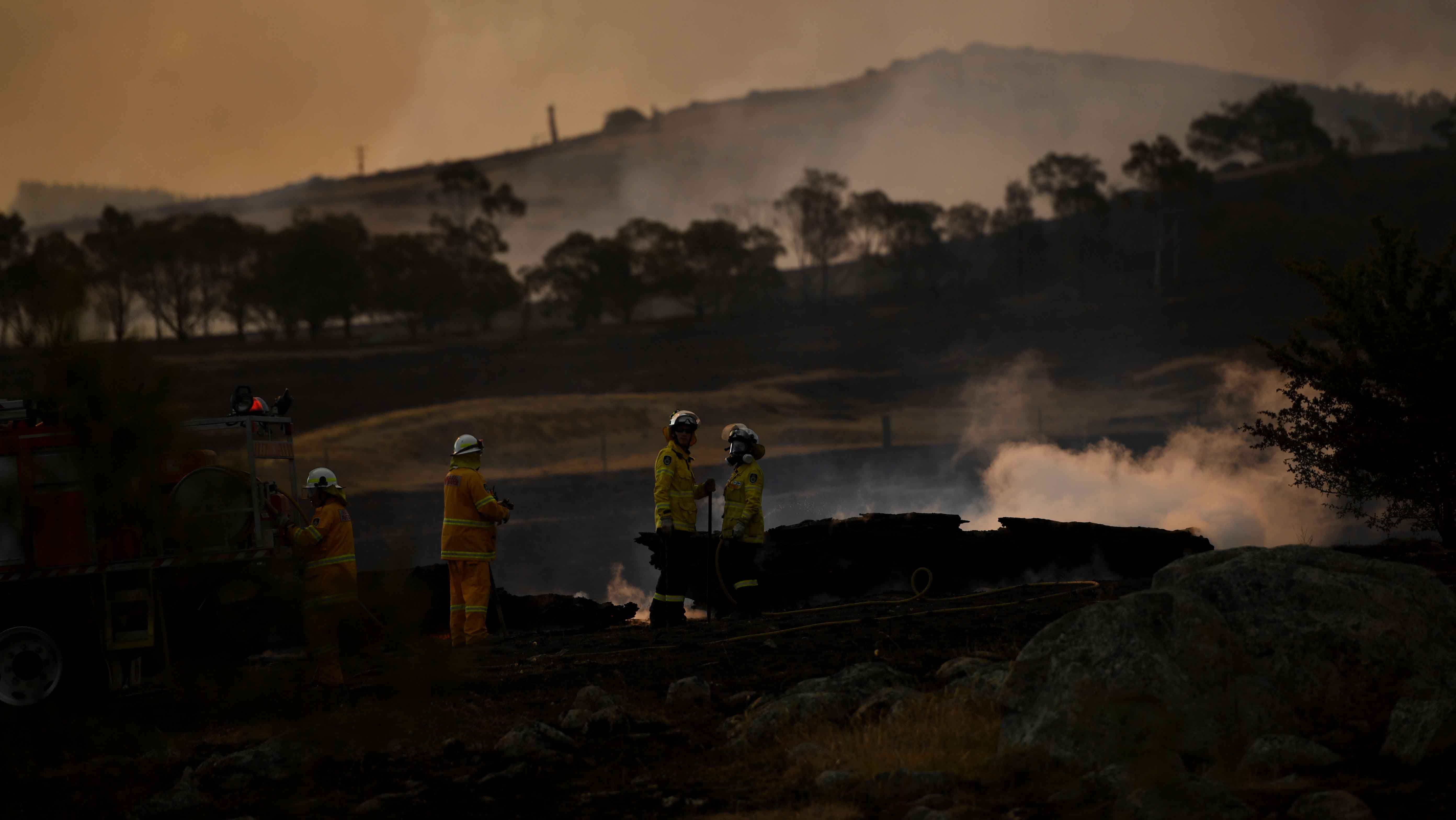 Fire Alarm Forces Australia News Crew to Broadcast Outside in Wildfire ...