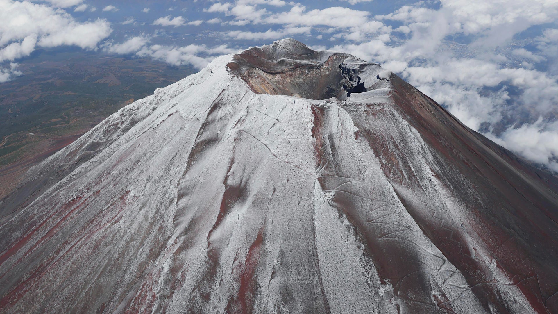 Mt. Fuji Snowfall Stuns Tourists After Month Delay - Videos from The ...