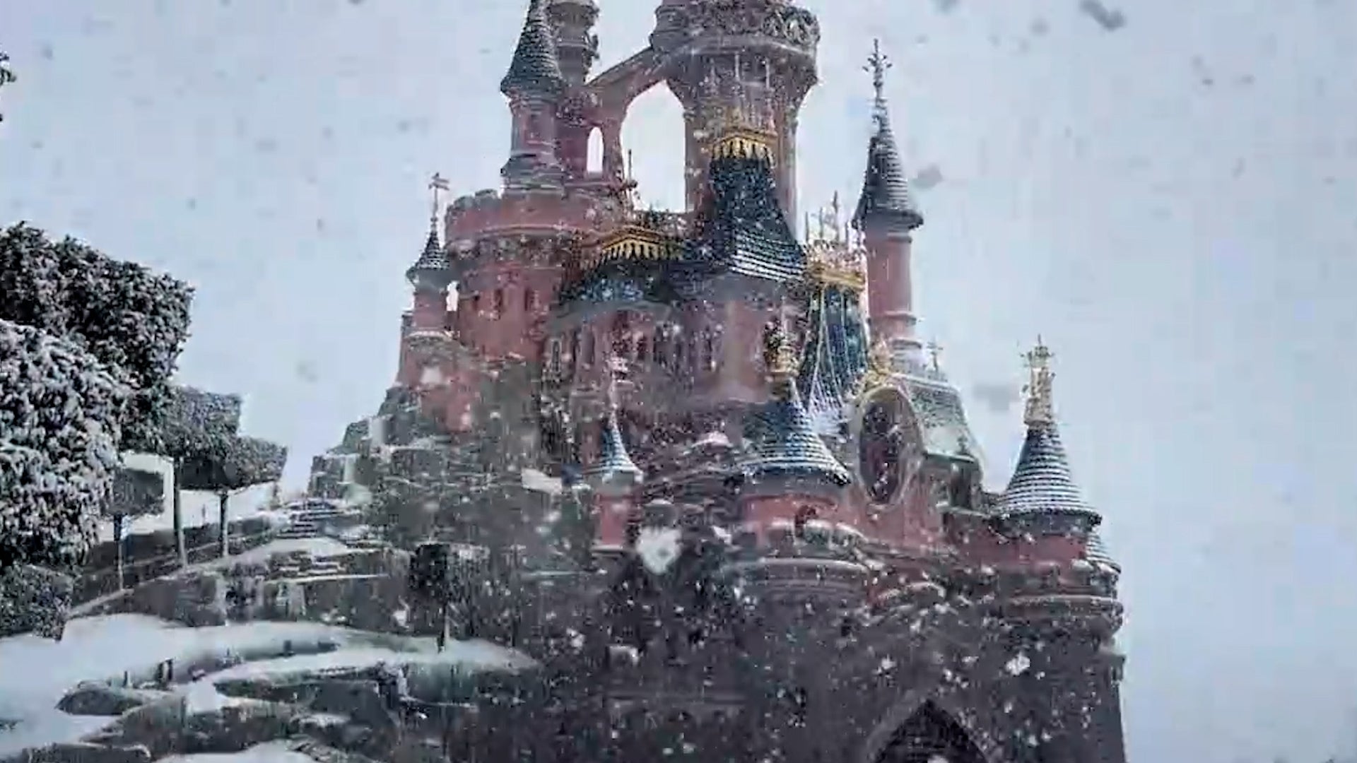 Rare Snow At Disneyland Paris - Videos from The Weather Channel