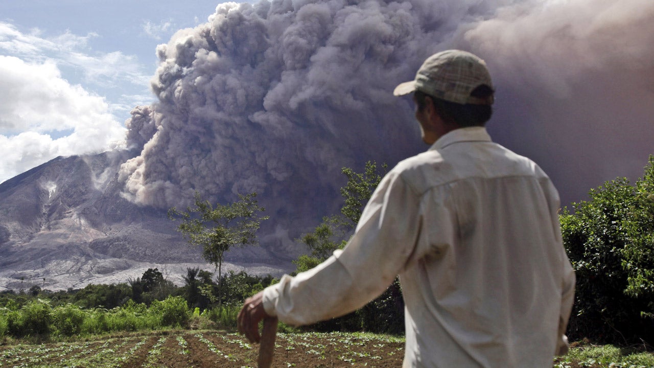 Indonesia's Mount Sinabung Erupts, Spews Ash and Molten Rock | The ...