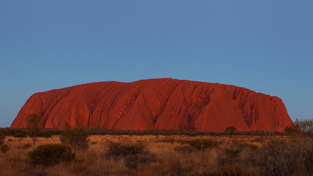 Thousands Flock to Australia's Uluru Before Climbing Is Banned on the ...