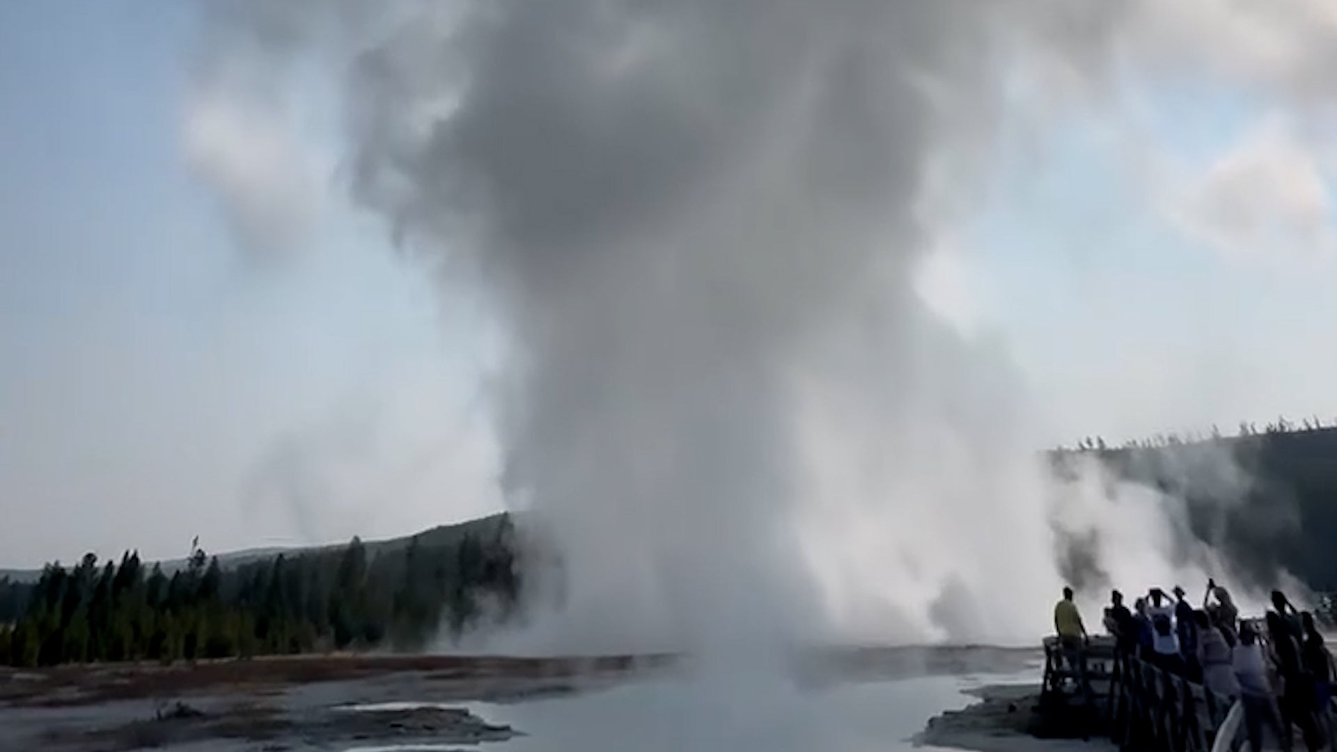 Yellowstone Explosion Sends Visitors Fleeing - Videos from The Weather ...