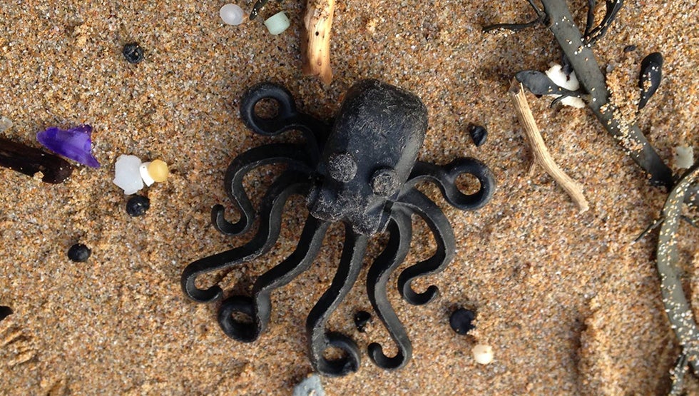Millions of Shipwrecked Lego Pieces Wash Ashore in Cornwall, England ...