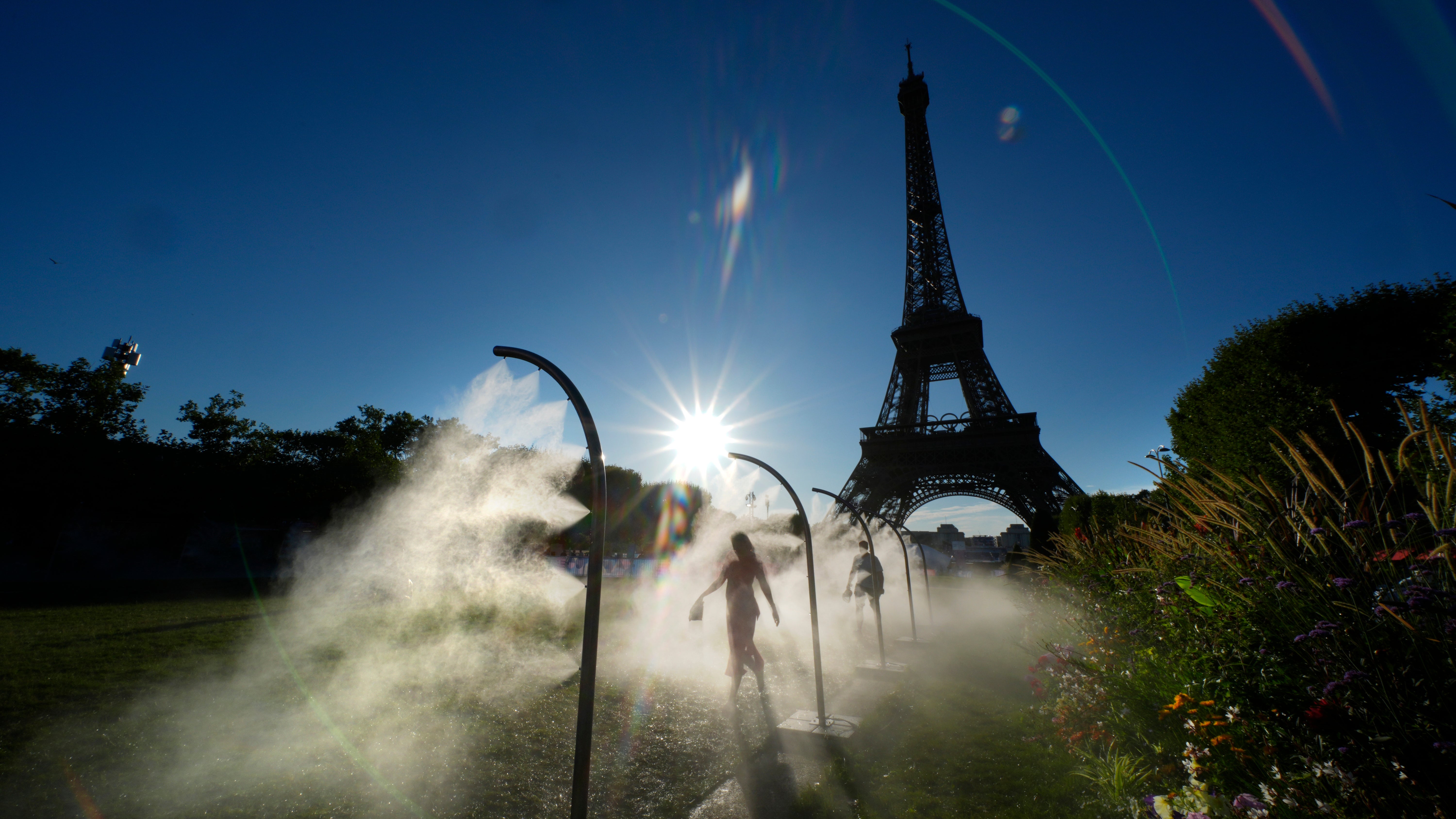 Photos: Fans Swelter During Paris Olympics As Heat Wave Takes Hold ...
