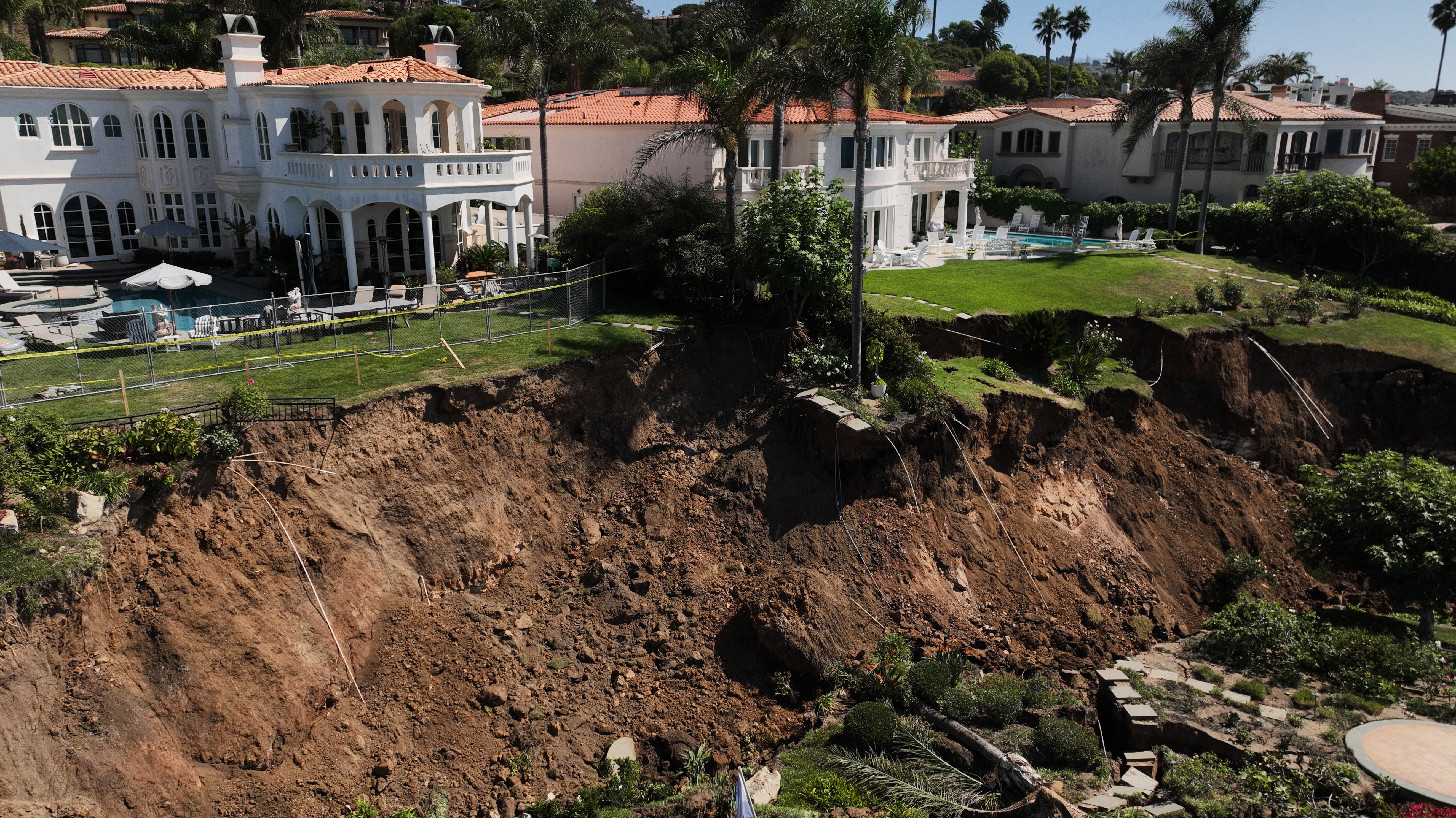 Coastal Bluff Gives Way Behind California Mansions | Weather.com