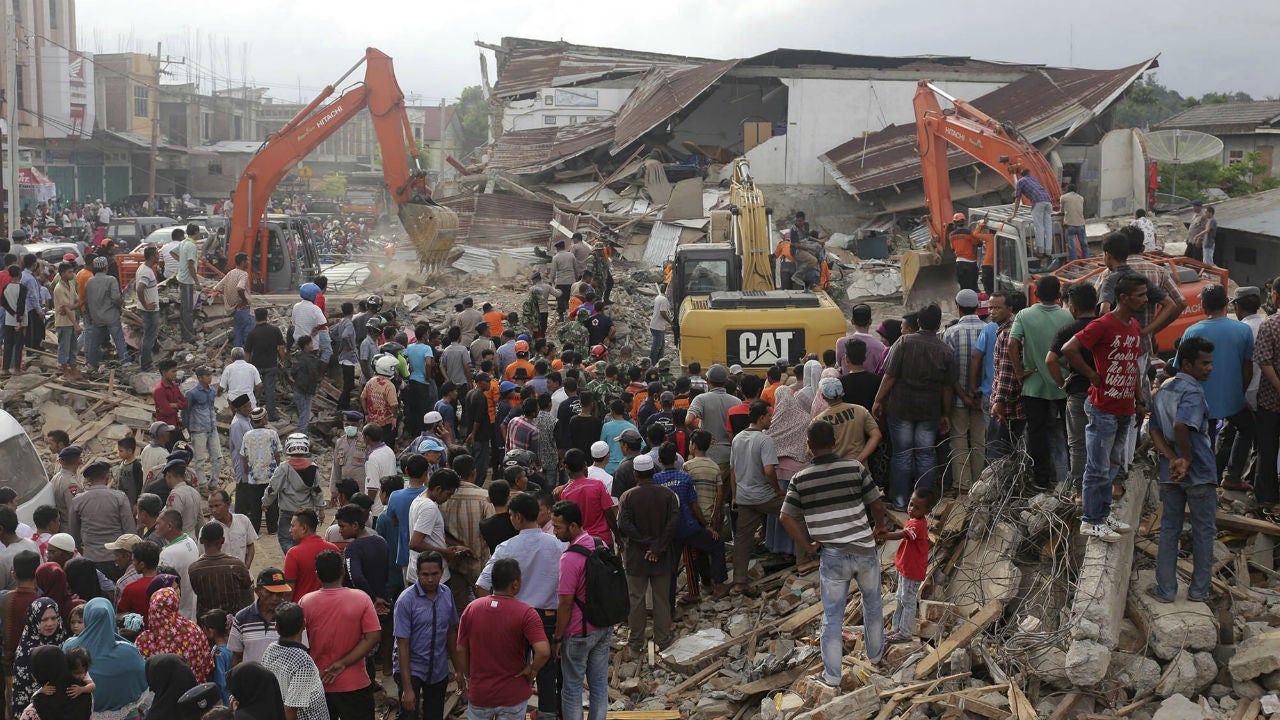 Devastating 6.5 Magnitude Indonesia Earthquake Kills Dozens of People ...