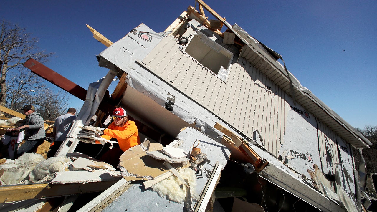 Tornadoes Confirmed in Midwest; More Than a Dozen Injured, Hundreds of ...