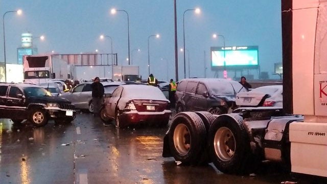 Massive Pileup in Snowy Chicago Closes Expressway | The Weather Channel