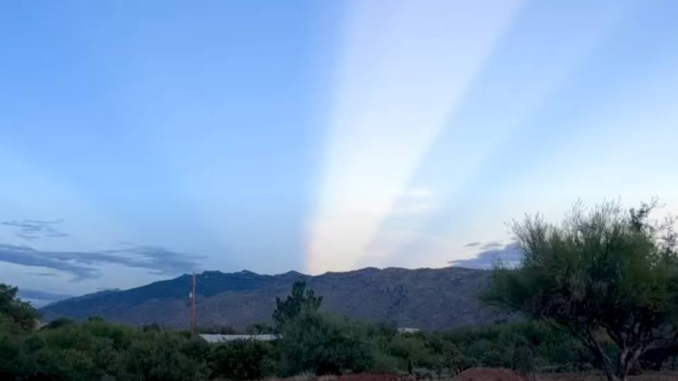 What Caused These Shooting Rays Of Light Across Arizona Sky - Videos ...