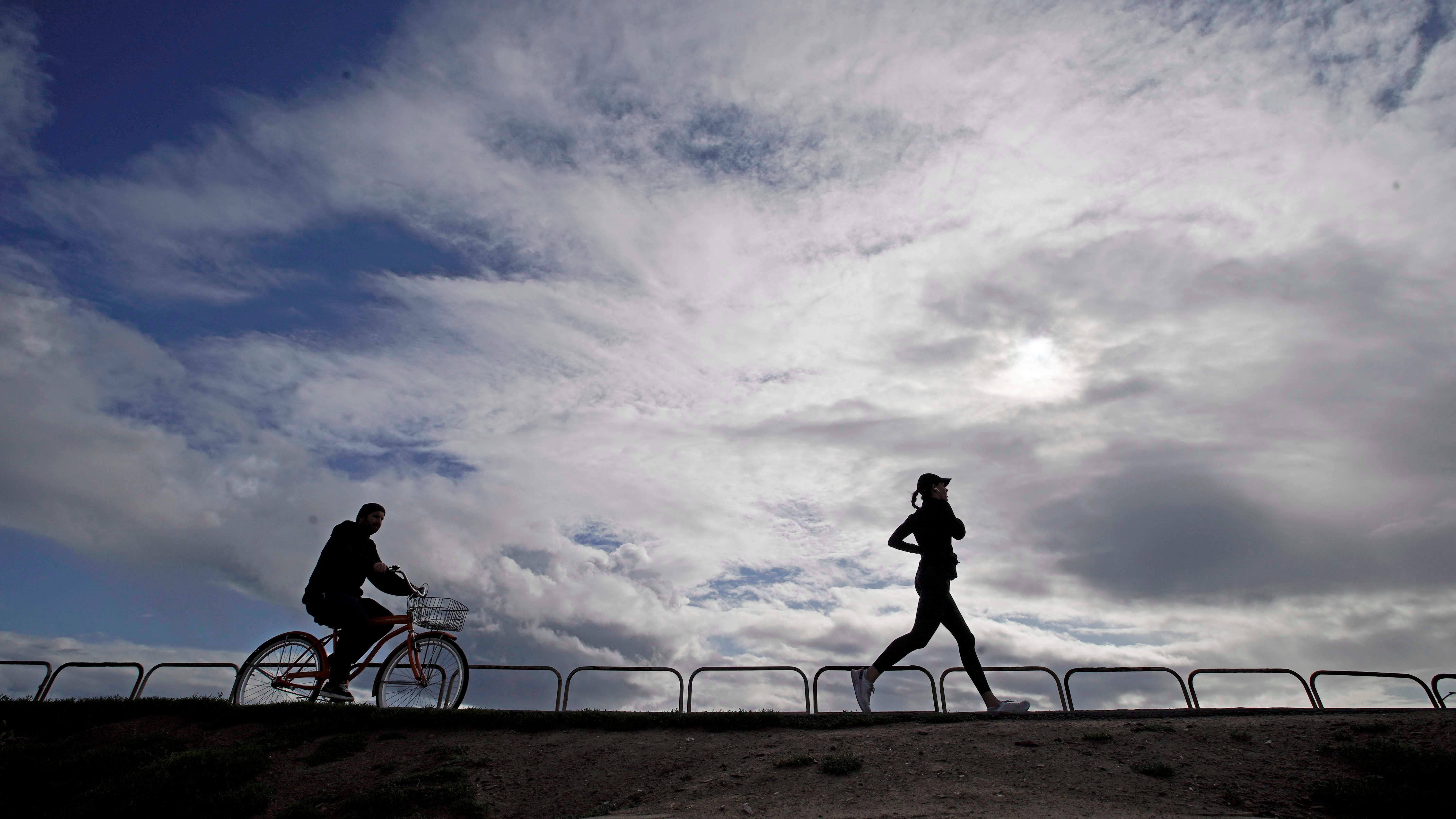Sportmediziner warnt: Warum beim Joggen zwei Meter Abstand so wichtig ...