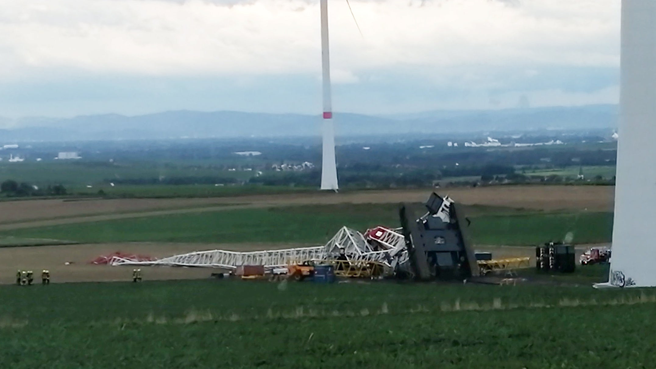Wind reißt 1200-Tonnen-Kran um