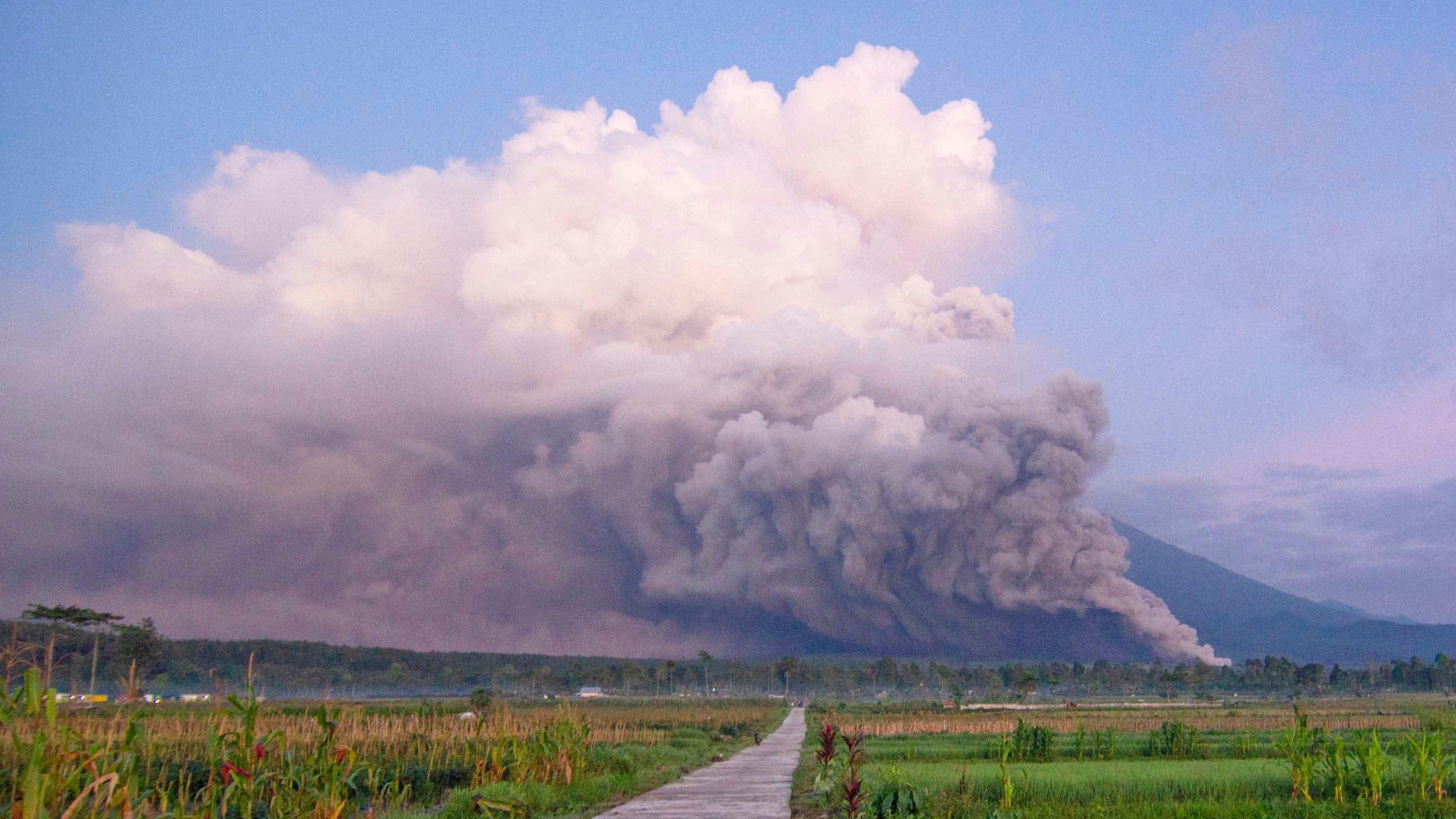 Indonesien: Vulkan Semeru bricht am Jahrestag erneut aus | Weather.com