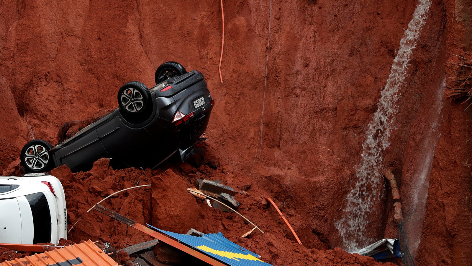 Brasilia: Erde tut sich plötzlich auf und verschluckt Autos | The ...