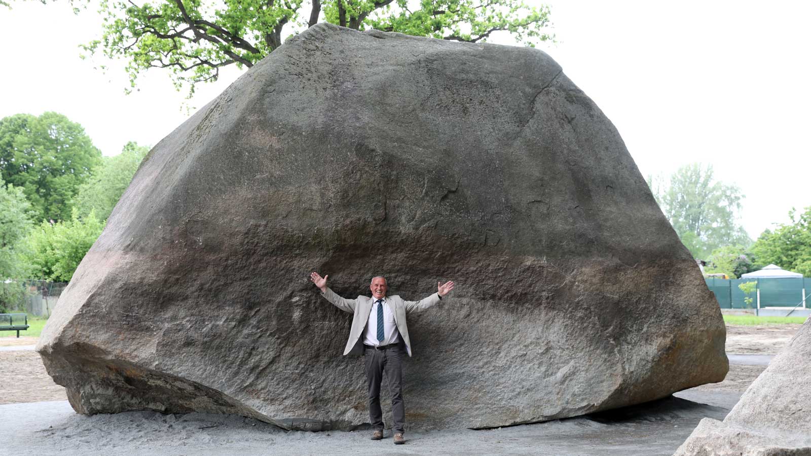 Altentreptow hat nun größten freiliegenden Findling Deutschlands | The ...