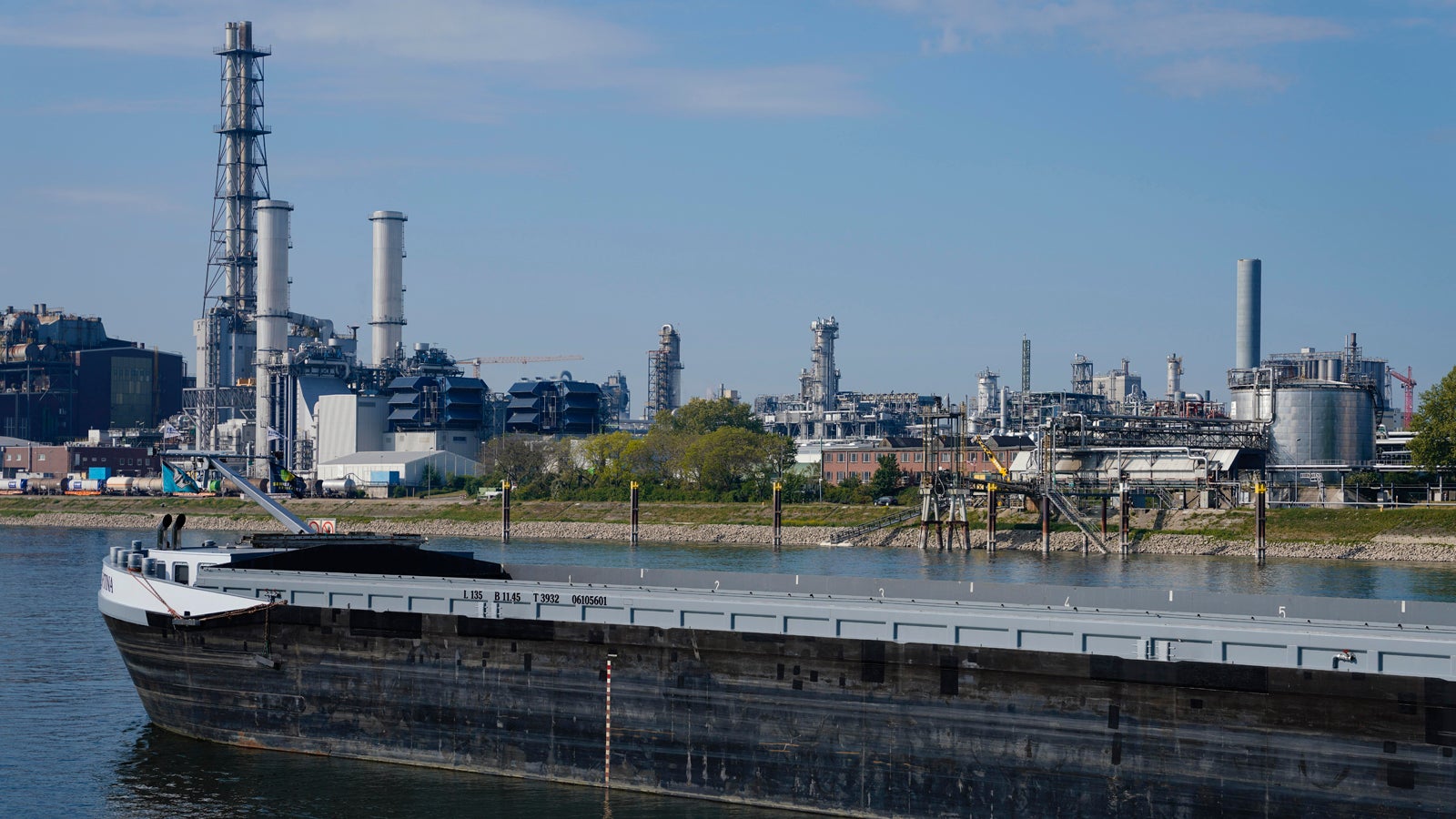 Erneute Panne bei BASF: Chemikalie fließt in Rhein | The Weather Channel