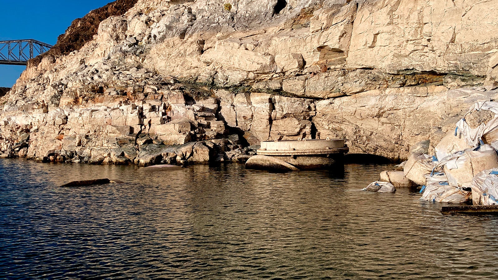Unheimliche Entdeckung in Nevada: Wassermangel im Stausee legt Leiche ...