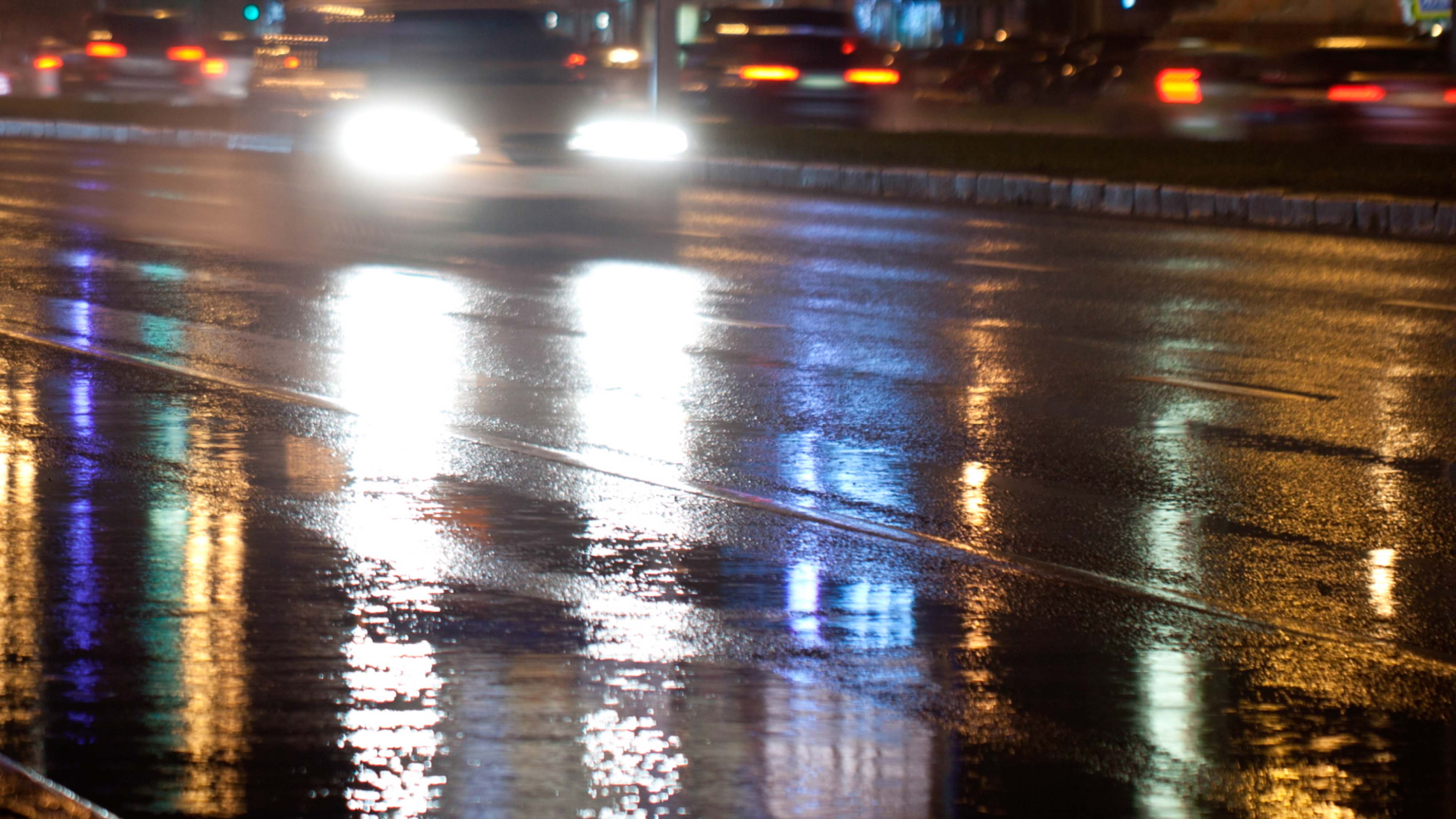 Auf nasser Straße Kontrolle verloren: Familie bei Unfall verletzt | The ...
