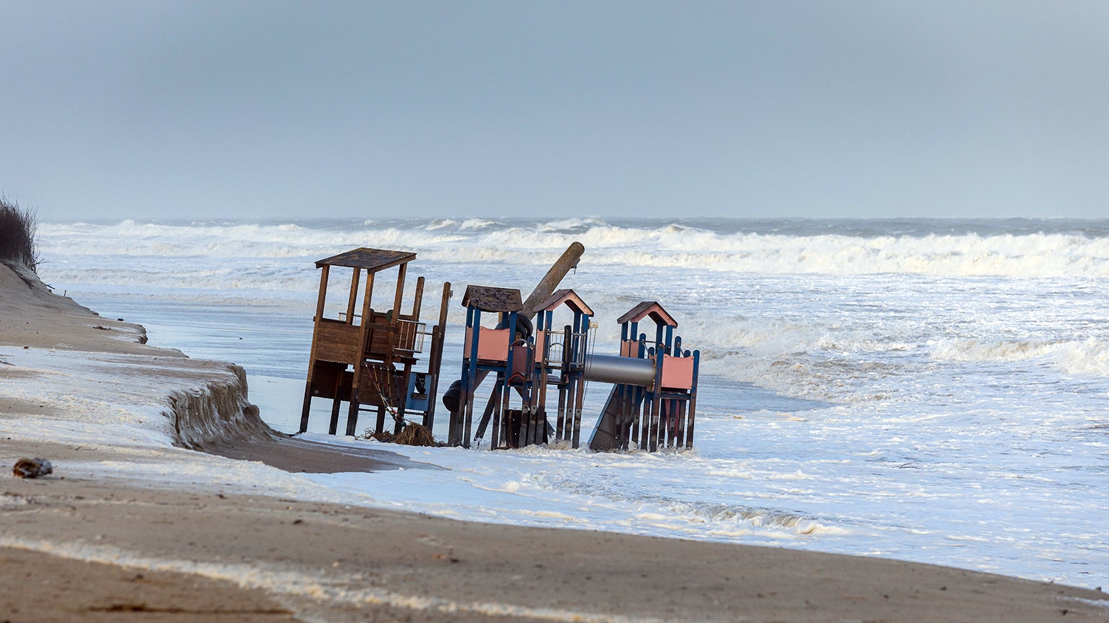 "Unser Badestrand ist weg": Inseln melden meterhohe Sandabbrüche ...