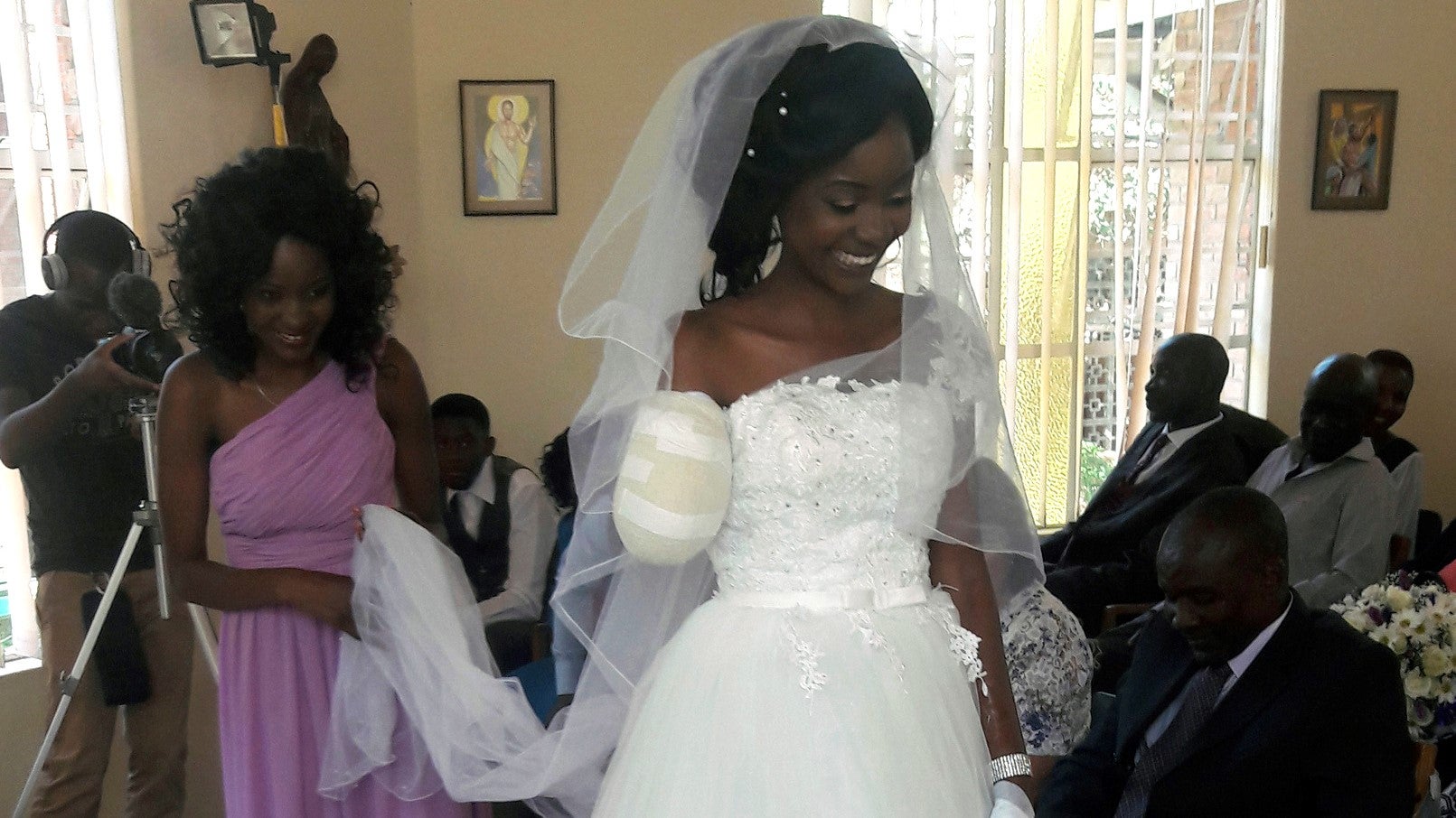 Verlobte in Simbabwe heiraten trotz heftiger Krokodilattacke | The ...