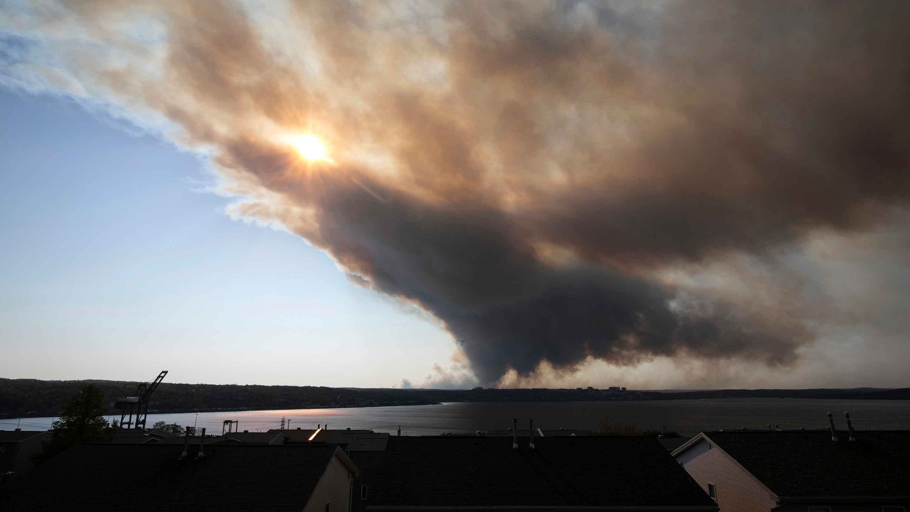 Waldbrand in Kanada: Tausende flüchten aus ihren Häusern | Weather.com