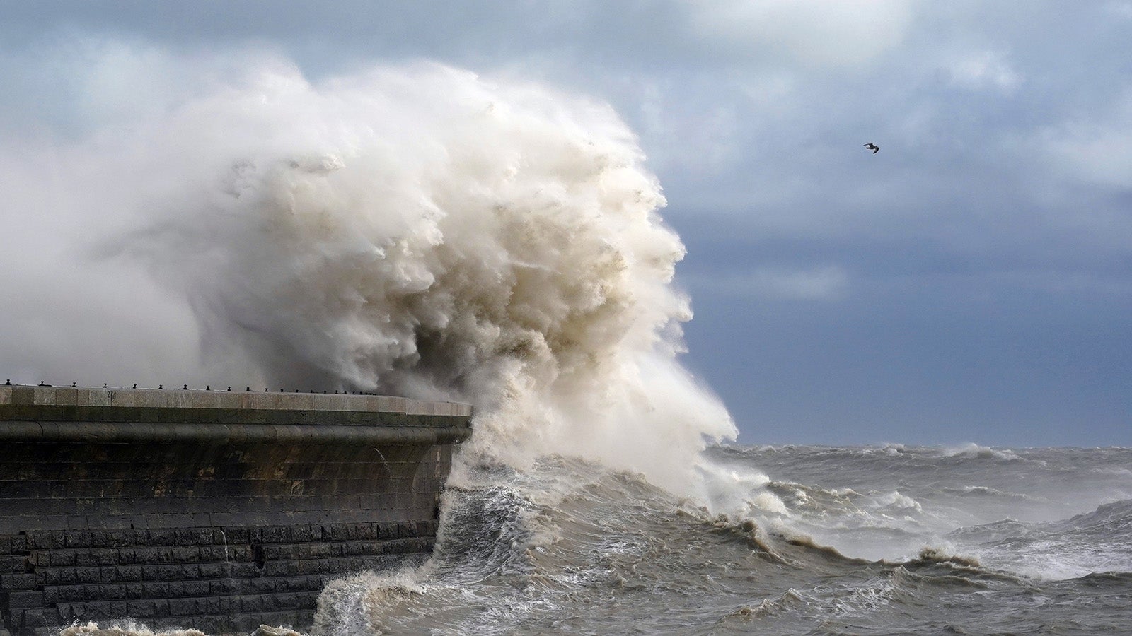 Erste Bilder: So heftig wütet Orkan Emir in Europa - Videos from The ...