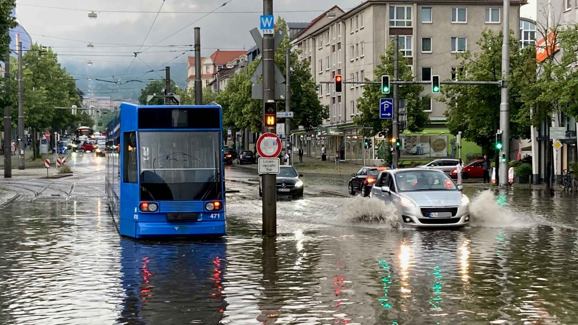 Unwetter verwüsten Kassel: Straßen stehen unter Wasser | Weather.com