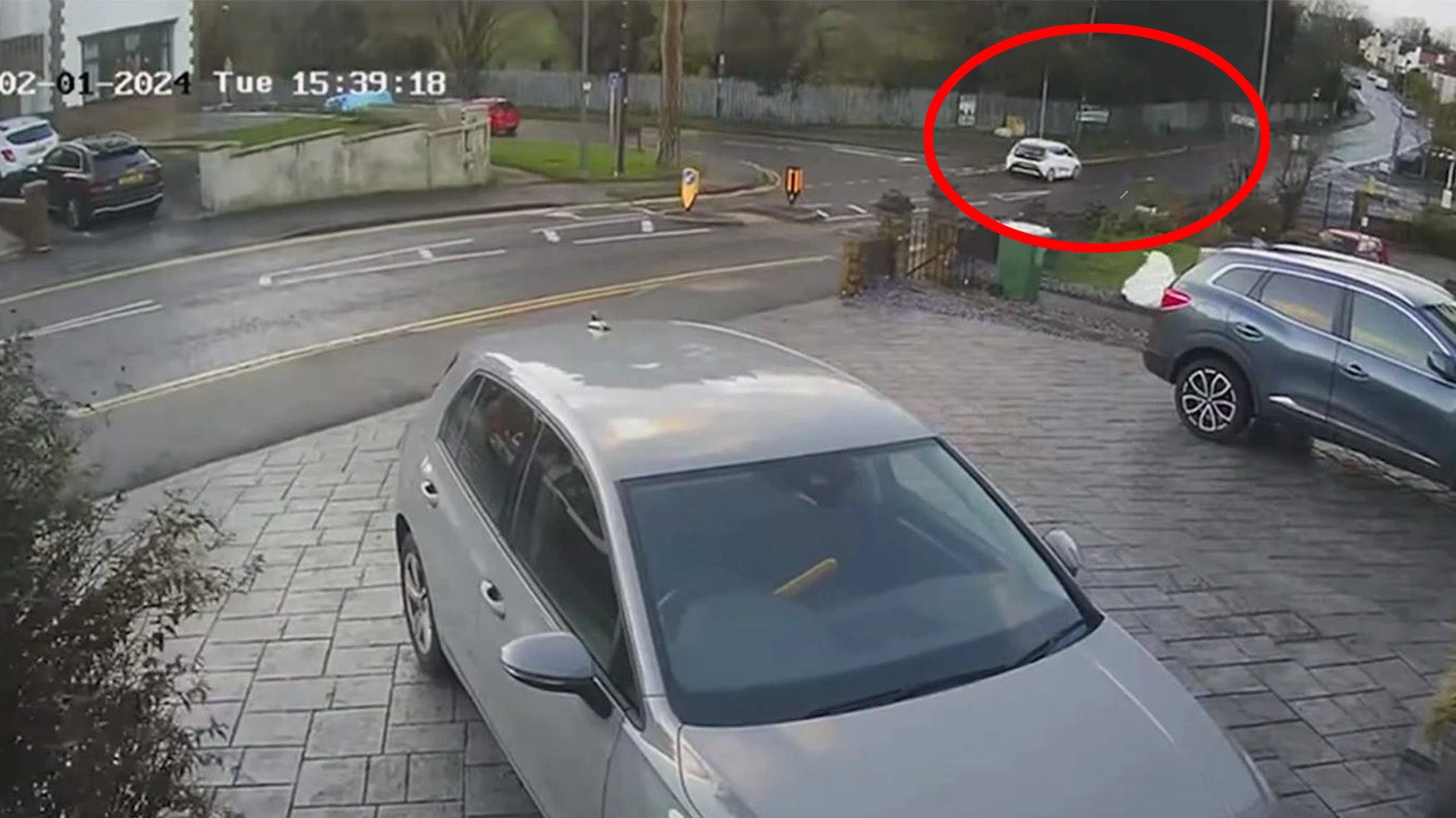 Mann im Auto fast von Baum erschlagen - Videos from The Weather Channel