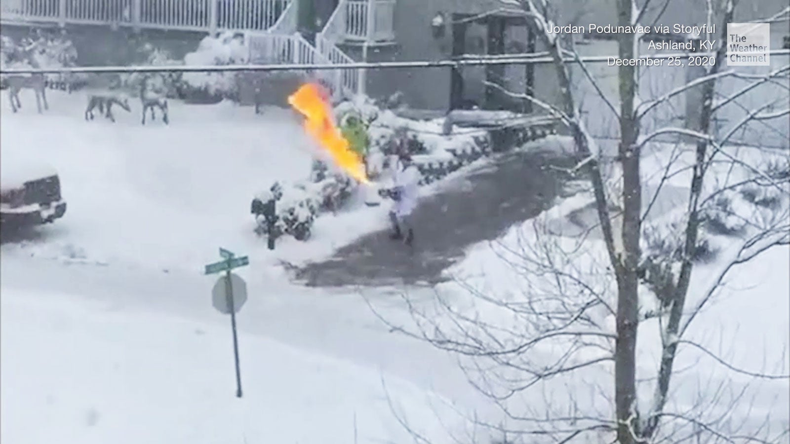 Amerikaner räumt Einfahrt mit Flammenwerfer - dann wird es noch ...