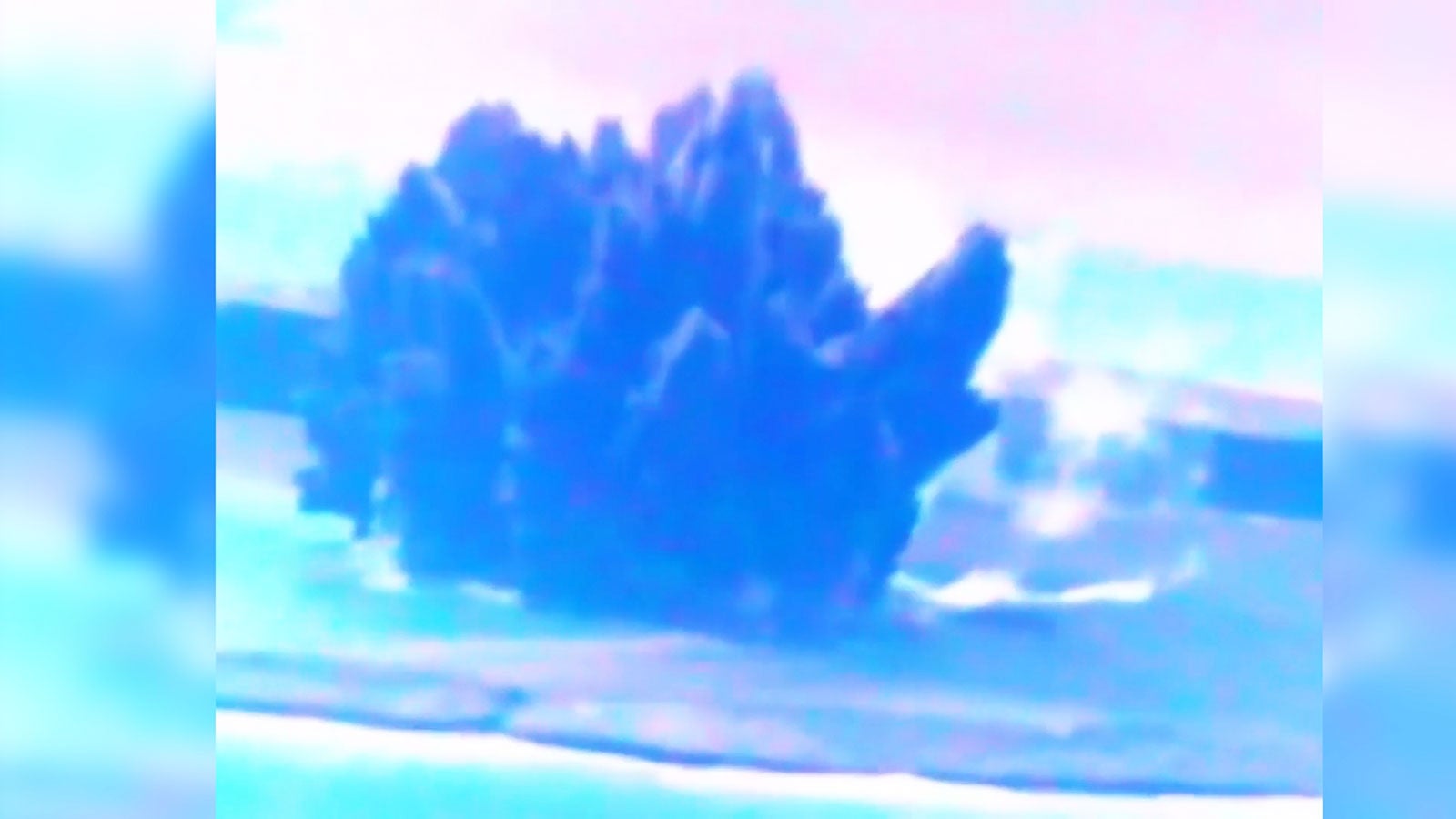 Explosion lässt neue Insel aus dem Meer schießen - Videos from The ...