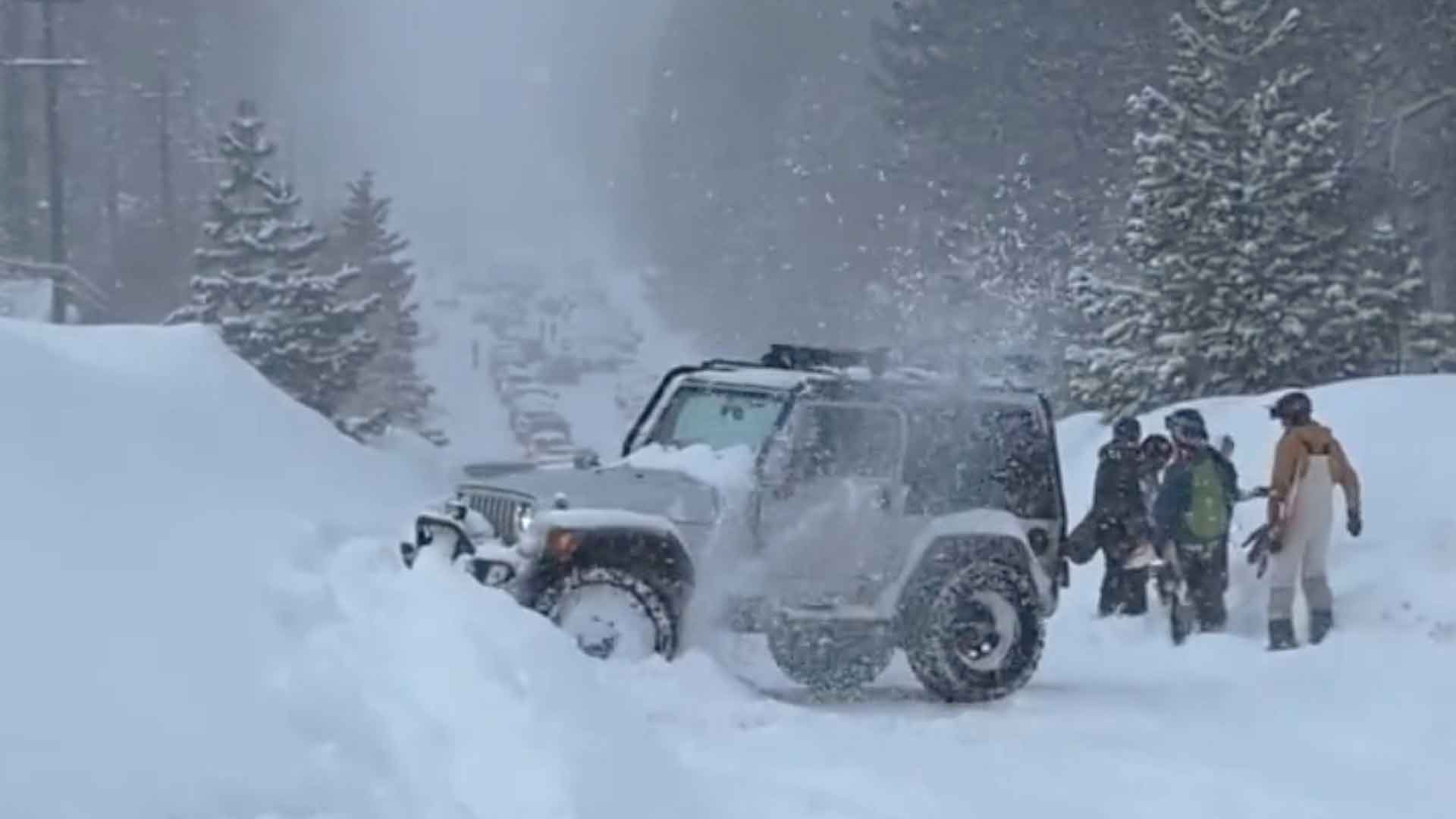 Jeep schlittert durch Skigebiet - Videos from The Weather Channel