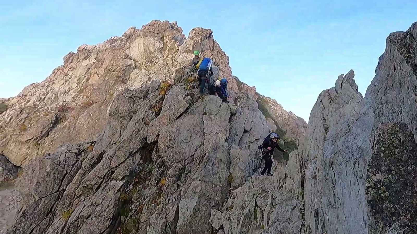 Kletterer im Fels von Erdbeben überrascht - Videos from The Weather Channel