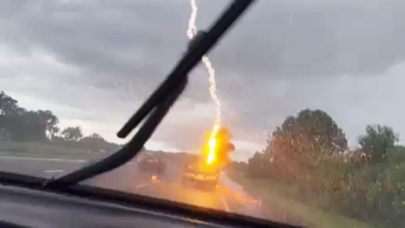 Blitz schlägt in Pick-up ein - mitten auf der Straße - Videos from The ...
