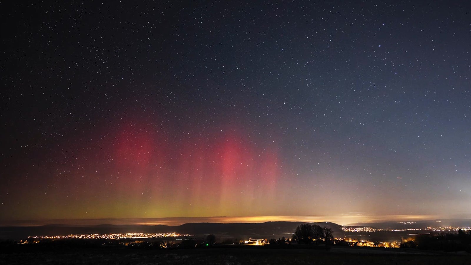 Sonnensturm zaubert spektakuläre Polarlichter in Bayern - Videos from ...