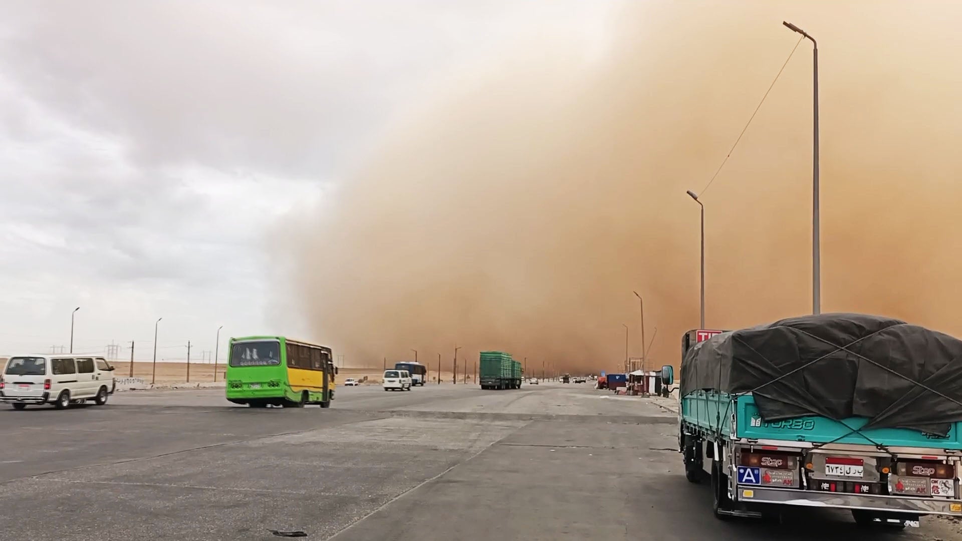 Sandsturm verdunkelt die Sonne in Kairo - Videos from The Weather Channel