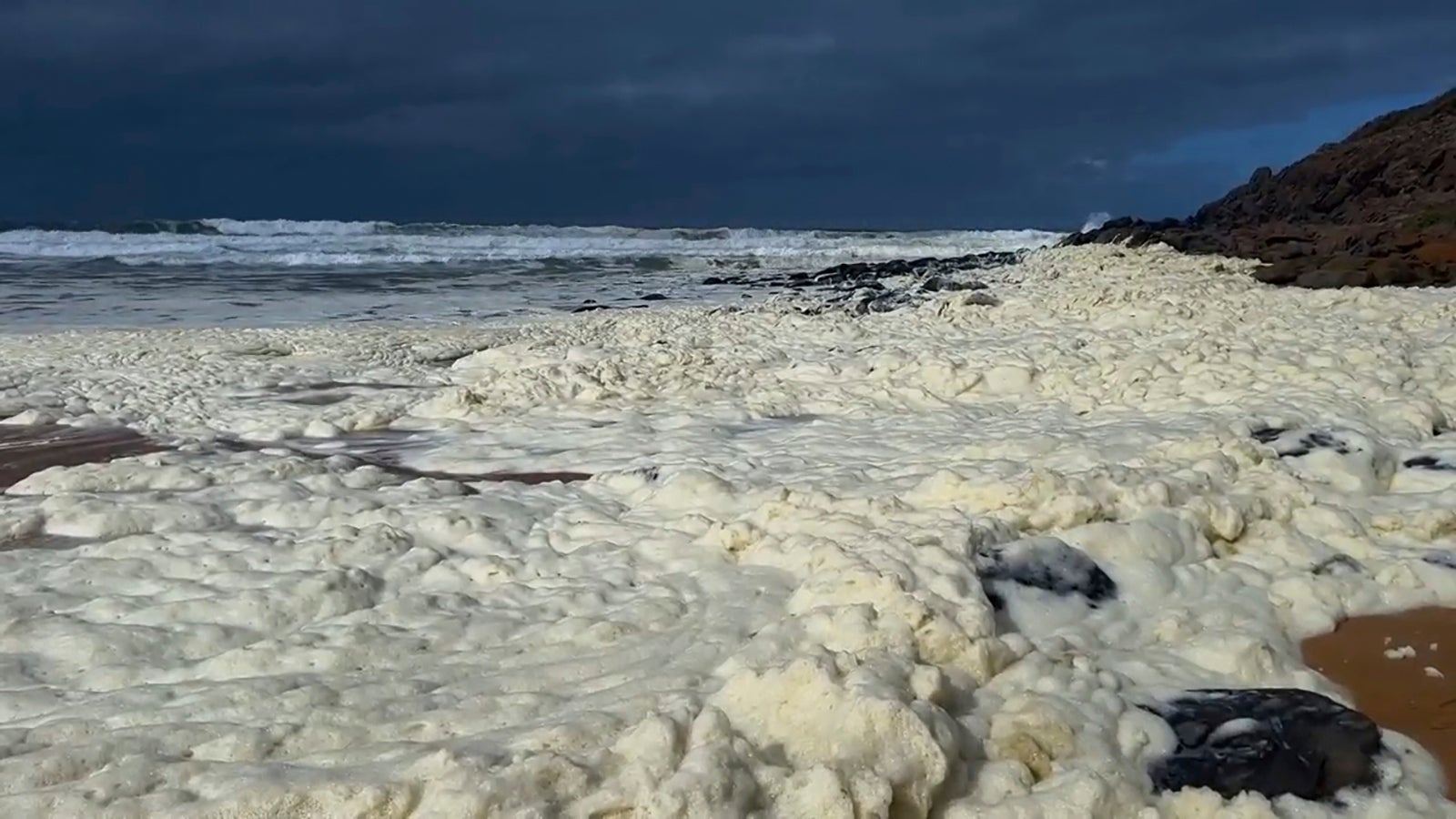 Rätselhafter gelber Schaum an australischer Küste aufgetaucht | Weather.com