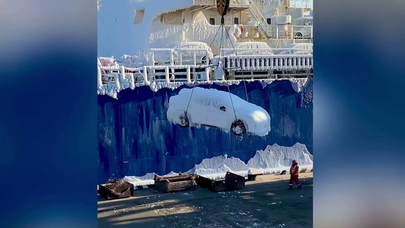 Vom Bug zum Heck: Schiff komplett eingefroren - Videos from The Weather ...
