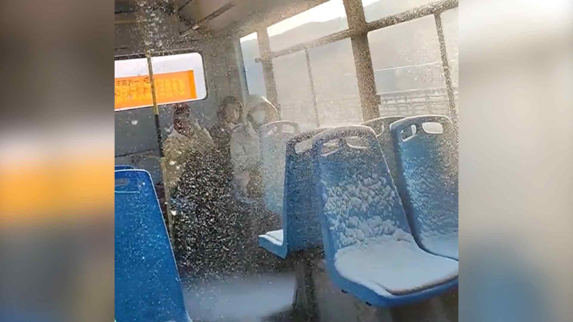 Pendler werden im Bus eingeschneit - Videos from The Weather Channel