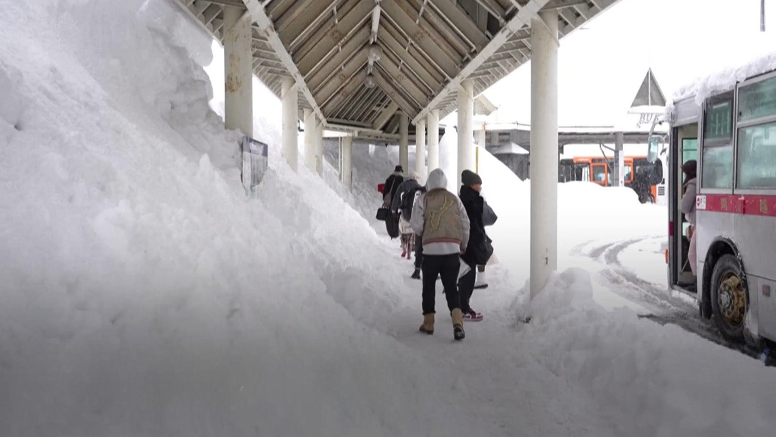 "Das ist verrückt": 5 Meter Schnee in Japan - Videos from The Weather Channel