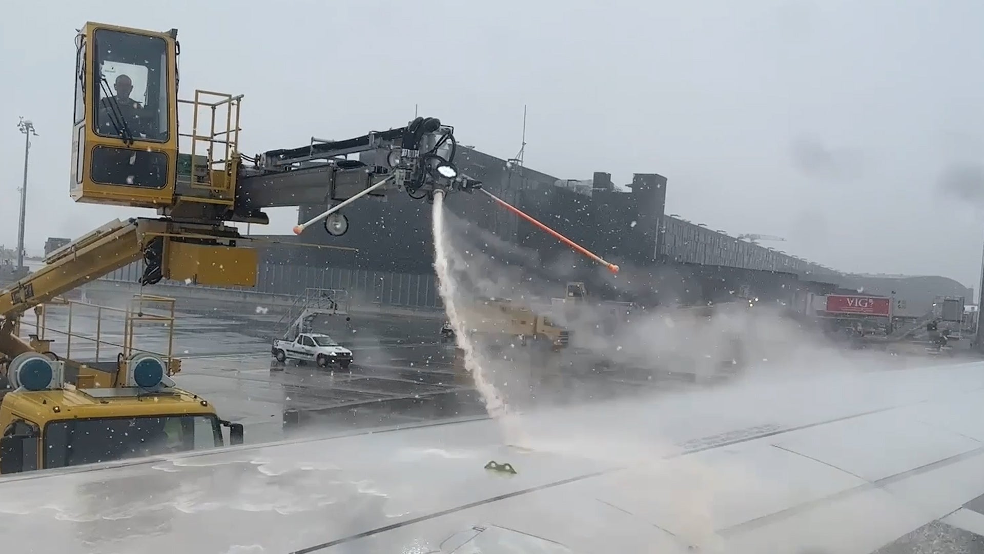 The Science Behind De-Icing Planes - Videos from The Weather Channel