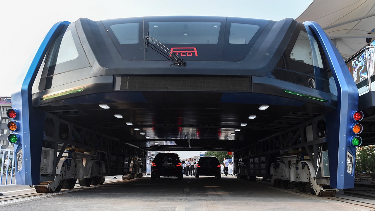 China Tests Elevated Bus That Glides Over Traffic (PHOTOS) | The ...